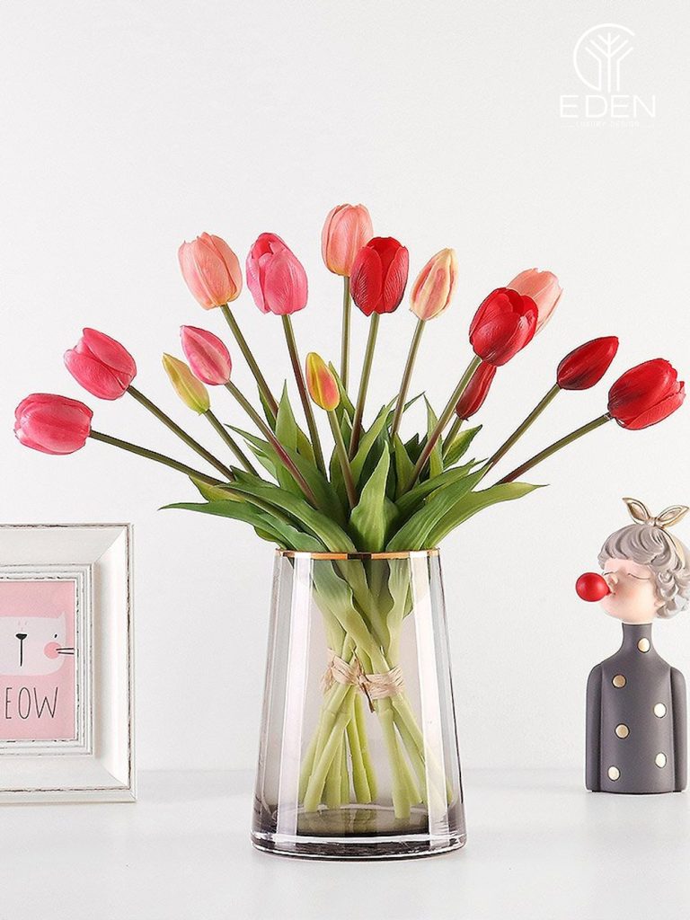 Trang trí hoa giả trong phòng khách ấn tượng và thu hút nhất